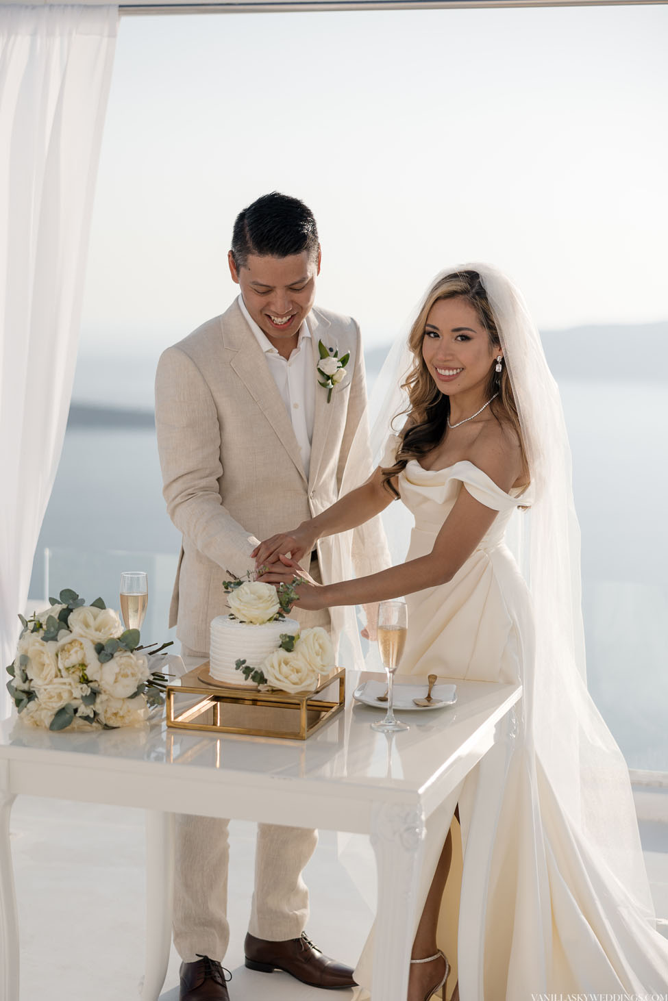 A&A: idyllic elopement at Dana villas in Santorini, Greece | Vanilla ...