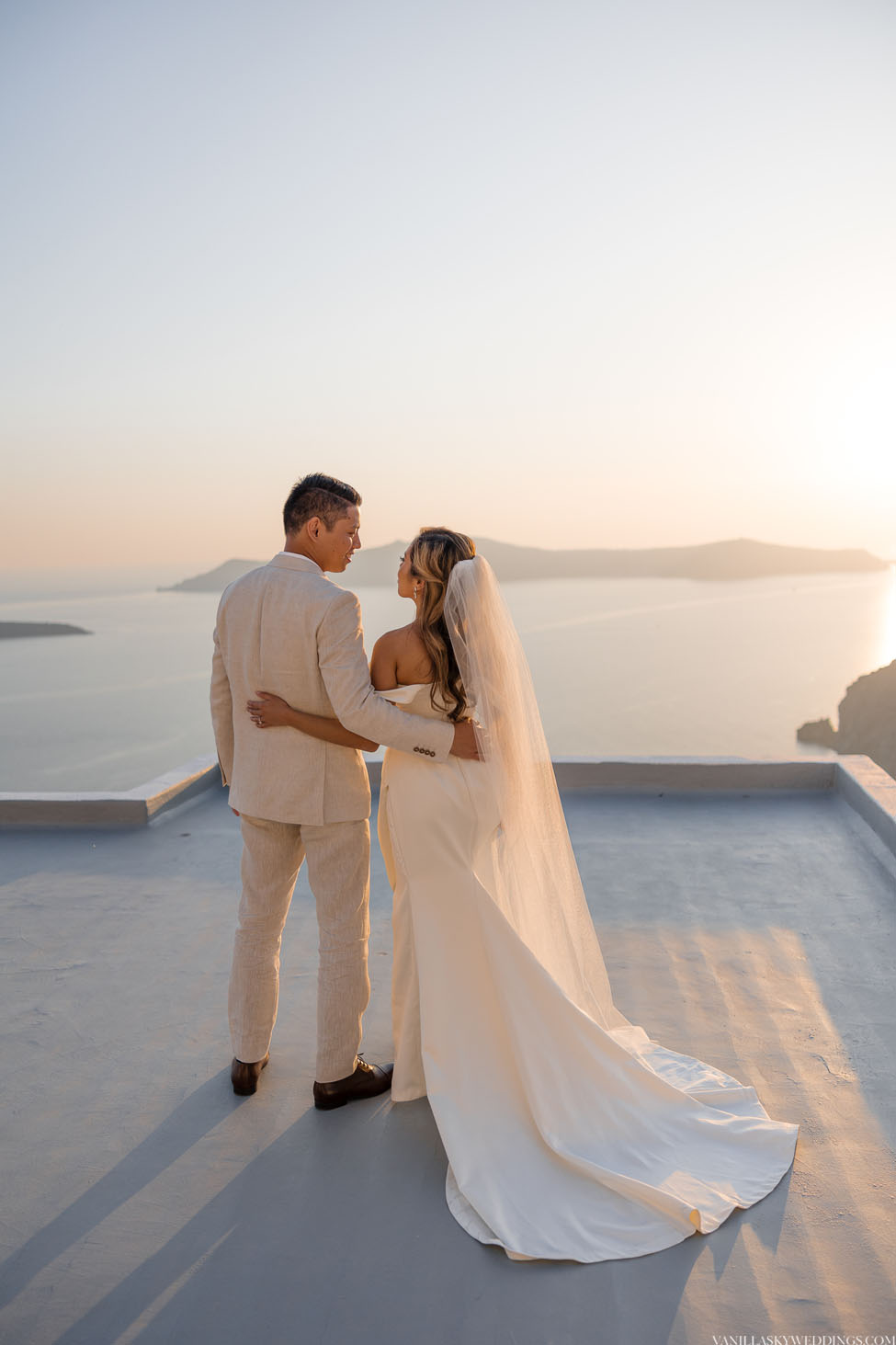 A&A: idyllic elopement at Dana villas in Santorini, Greece | Vanilla ...